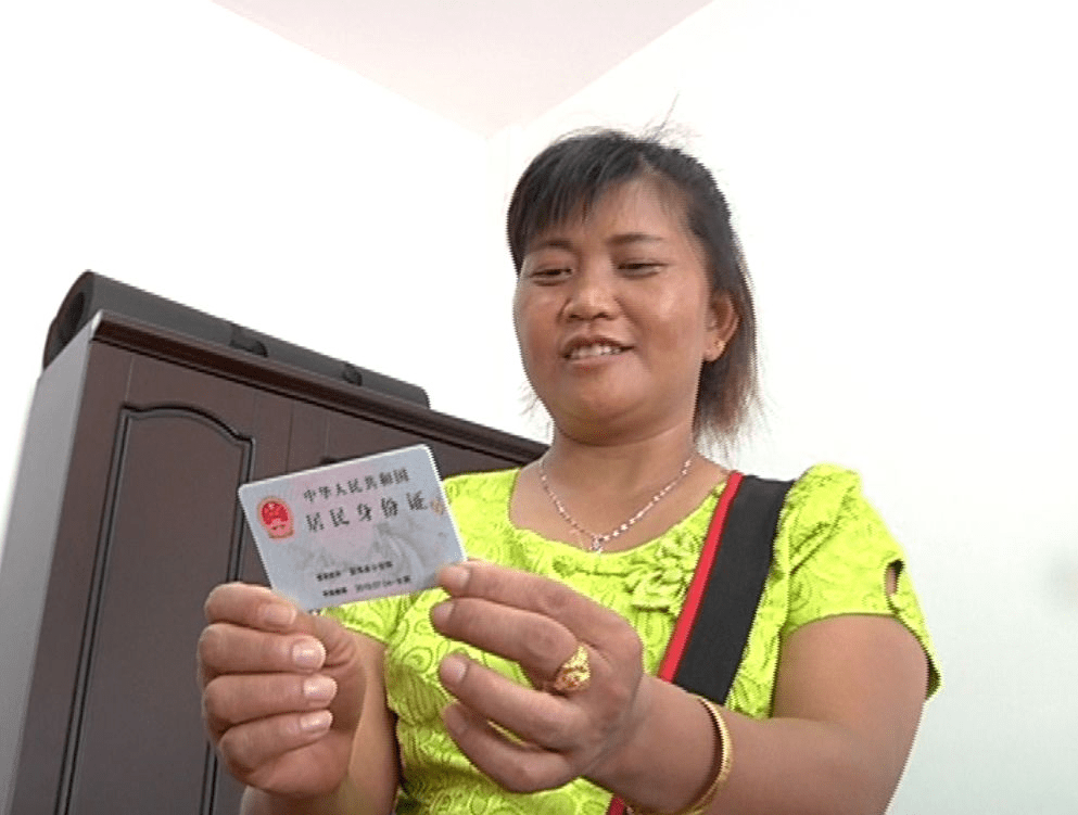 她像“隐形人”一样活了48年……终于拿到人生第一张身份证-台州频道